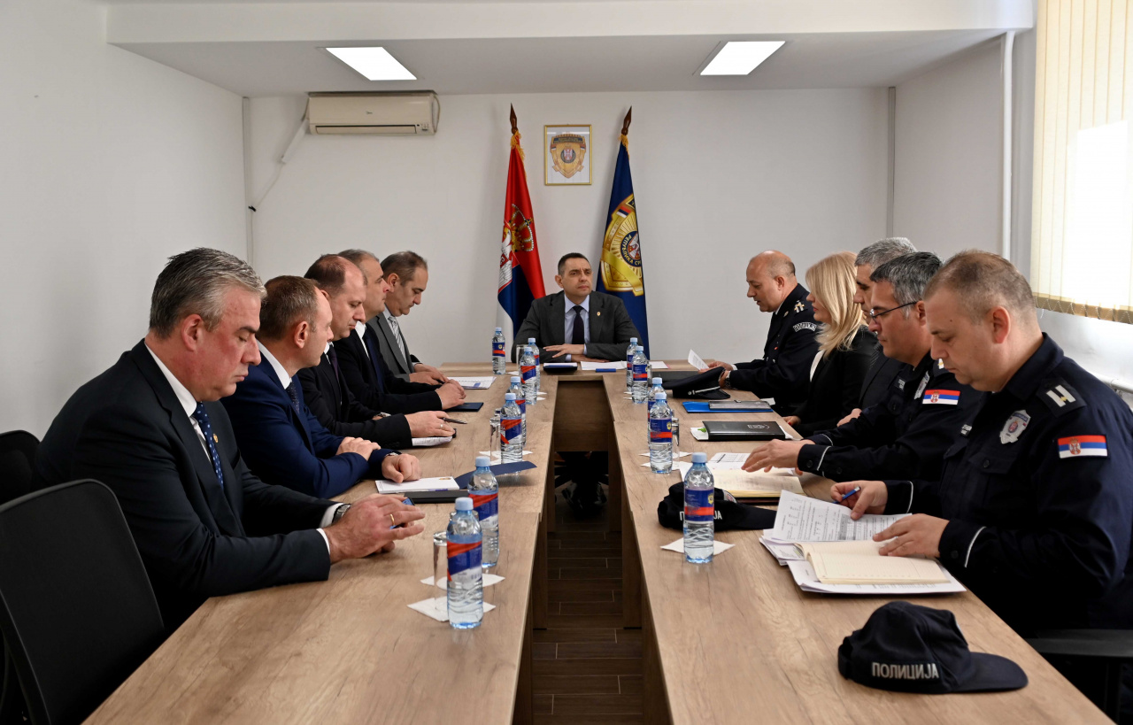 Ministar policije Aleksandar Vulin obišao Policijsku upravu Pirot ...