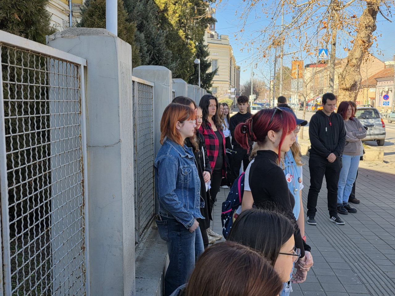 Ispred Gimnazije su i danas ćutali profesori i učenici. A, potom ...