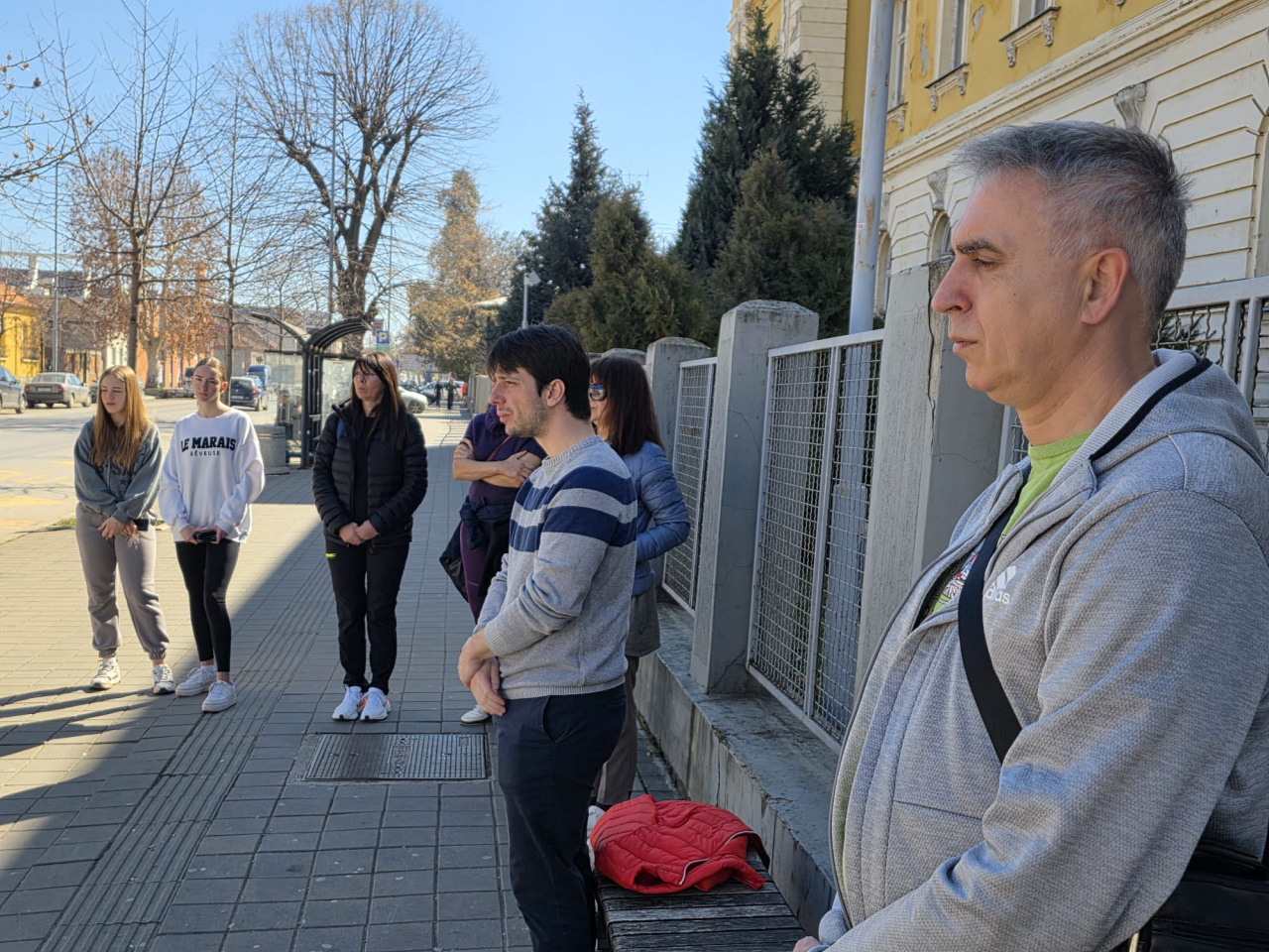Ispred Gimnazije su i danas ćutali profesori i učenici. A, potom ...