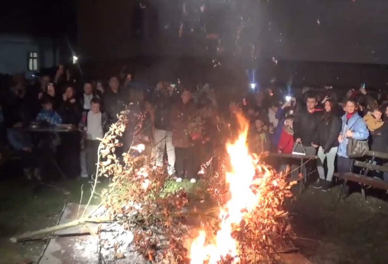 Paljenje badnjaka i lomljenje česnice organizuje se i u mesnim ...